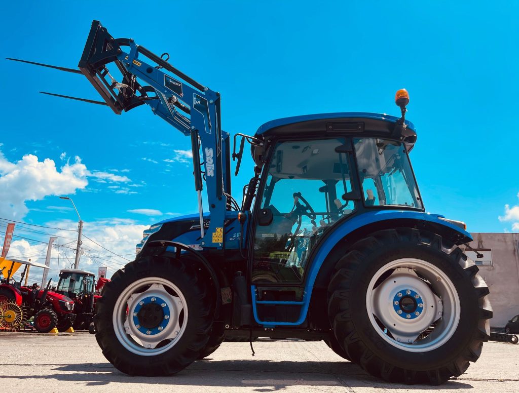 Tractor Solis 60 Cp Cu Cabina AC Si Incarcator Frontal Stage V – Ardita